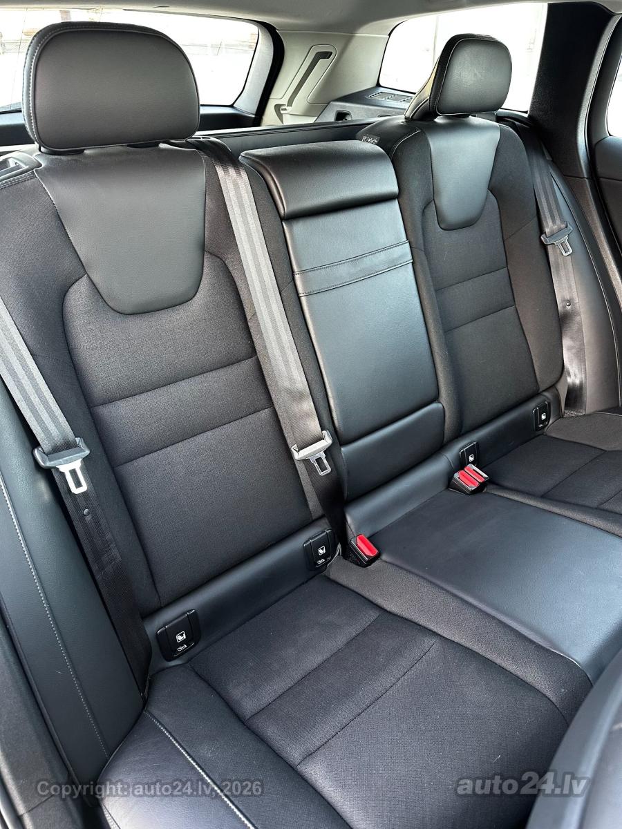 Pelēks Volvo V60 Cross Country 2020 Tallina, ar dzinēja tilpumu 2.00 L un nobraukumu 143 tūkst. km par 26500 €, foto 14 vietnē AUTOMOTO.COM.LV