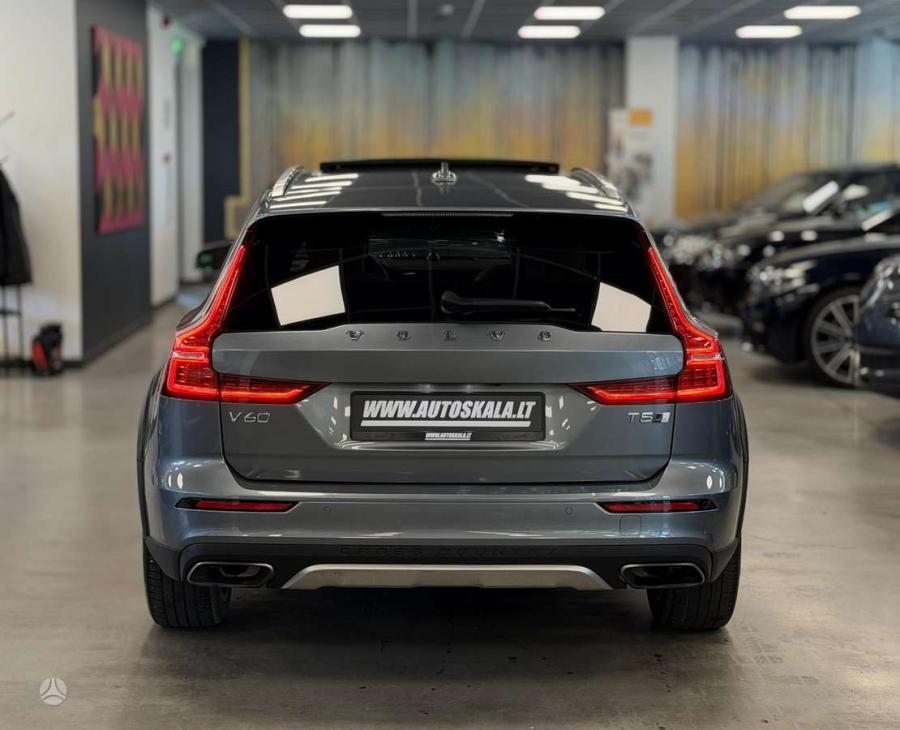 Pelēks Volvo V60 Cross Country 2020 Klaipėda, ar dzinēja tilpumu 1.97 L un nobraukumu 104 tūkst. km par 27950 €, foto 4 vietnē AUTOMOTO.COM.LV