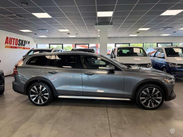 Pelēks Volvo V60 Cross Country 2020 Klaipėda, ar dzinēja tilpumu 1.97 L un nobraukumu 104 tūkst. km par 27950 €, foto 6 vietnē AUTOMOTO.COM.LV
