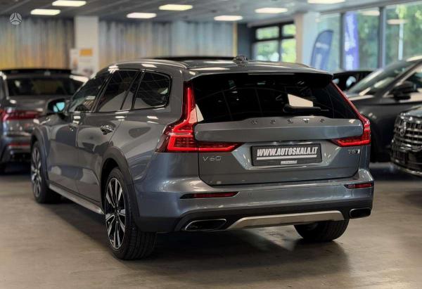 Pelēks Volvo V60 Cross Country 2020 Klaipėda, ar dzinēja tilpumu 1.97 L un nobraukumu 104 tūkst. km par 27950 €, foto 7 vietnē AUTOMOTO.COM.LV
