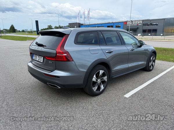 Серый Вольво V60 Cross Country 2020 в Таллин, объемом двигателя 2.00 л и пробегом 142 тыс. км за 26900 €, фото 3 на AUTOMOTO.COM.LV