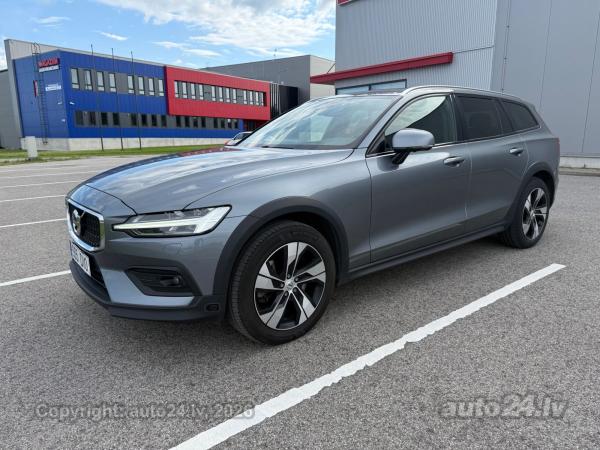 Серый Вольво V60 Cross Country 2020 в Таллин, объемом двигателя 2.00 л и пробегом 142 тыс. км за 26900 €, фото 6 на AUTOMOTO.COM.LV