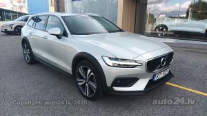 Grey Volvo V60 Cross Country 2020 in Parnu, with an engine capacity of 2.00 L and mileage of 101 thousand km for 25900 €, photo  on AUTOMOTO.COM.LV