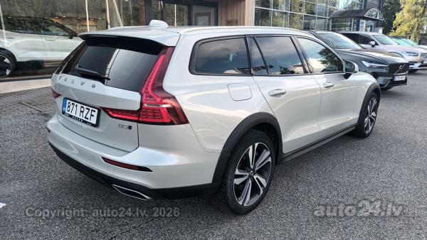 Grey Volvo V60 Cross Country 2020 in Parnu, with an engine capacity of 2.00 L and mileage of 101 thousand km for 25900 €, photo 2 on AUTOMOTO.COM.LV