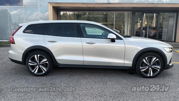 Grey Volvo V60 Cross Country 2020 in Parnu, with an engine capacity of 2.00 L and mileage of 101 thousand km for 25900 €, photo 3 on AUTOMOTO.COM.LV