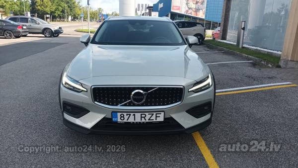 Grey Volvo V60 Cross Country 2020 in Parnu, with an engine capacity of 2.00 L and mileage of 101 thousand km for 25900 €, photo 4 on AUTOMOTO.COM.LV