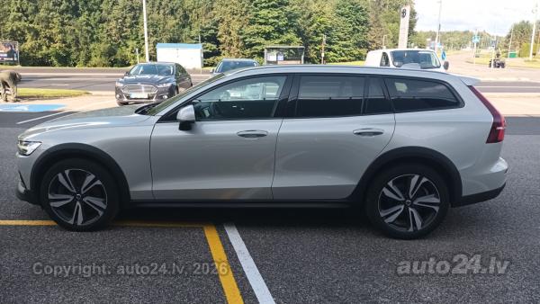 Grey Volvo V60 Cross Country 2020 in Parnu, with an engine capacity of 2.00 L and mileage of 101 thousand km for 25900 €, photo 5 on AUTOMOTO.COM.LV