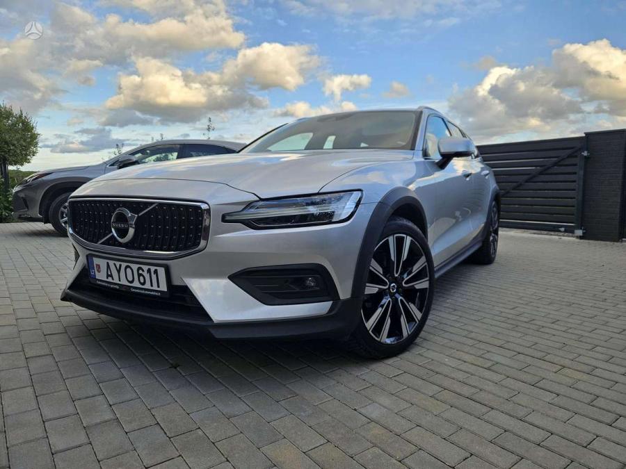 Pelēks Volvo V60 Cross Country 2020 Viļņa, ar dzinēja tilpumu 1.97 L un nobraukumu 185 tūkst. km par 17900 €, foto 1 vietnē AUTOMOTO.COM.LV