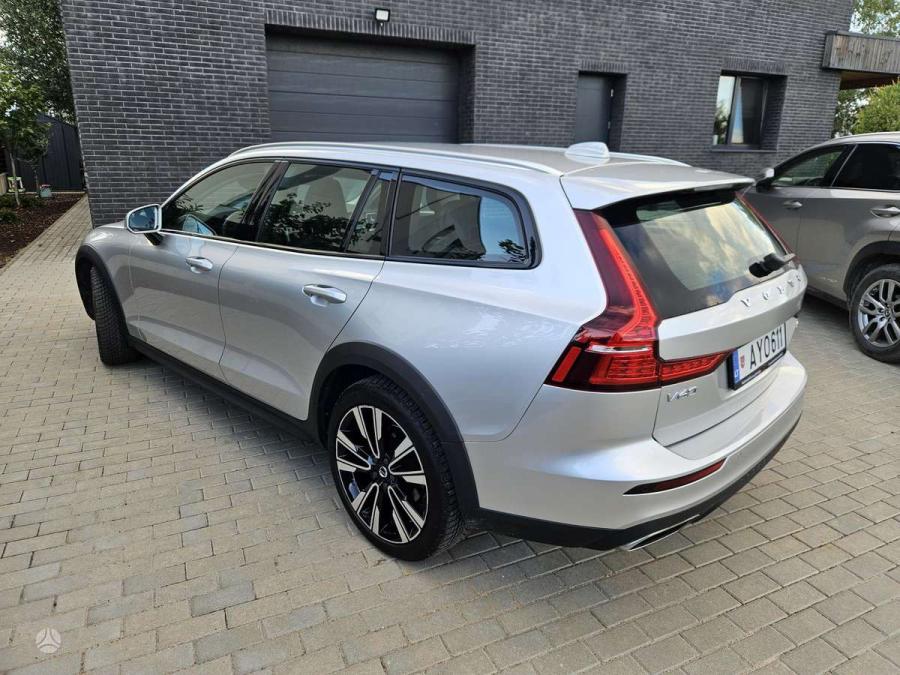 Pelēks Volvo V60 Cross Country 2020 Viļņa, ar dzinēja tilpumu 1.97 L un nobraukumu 185 tūkst. km par 17900 €, foto 5 vietnē AUTOMOTO.COM.LV
