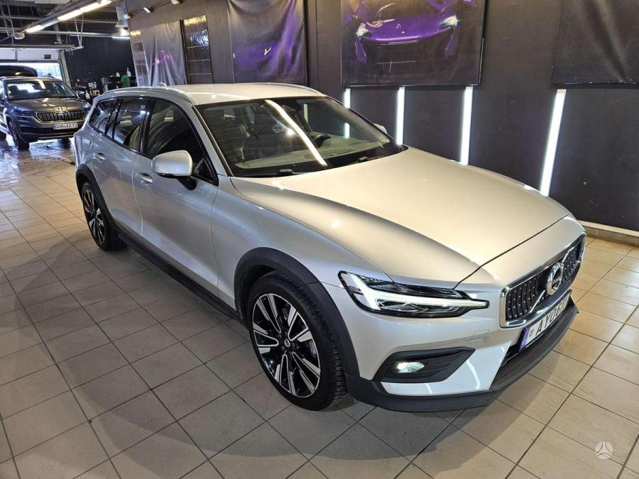 Pelēks Volvo V60 Cross Country 2020 Viļņa, ar dzinēja tilpumu 1.97 L un nobraukumu 185 tūkst. km par 17900 €, foto 20 vietnē AUTOMOTO.COM.LV