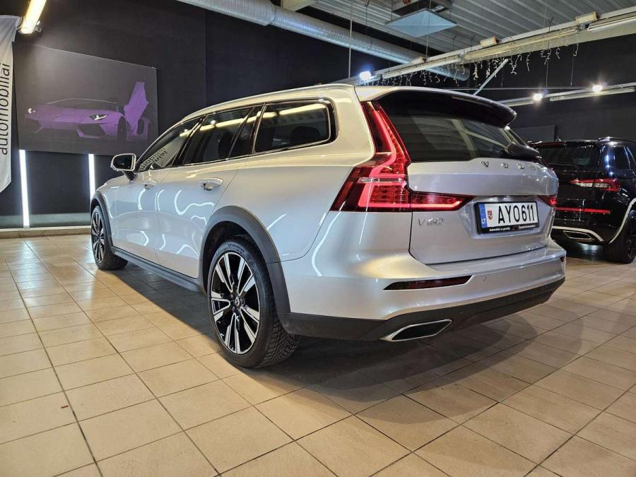 Pelēks Volvo V60 Cross Country 2020 Viļņa, ar dzinēja tilpumu 1.97 L un nobraukumu 185 tūkst. km par 17900 €, foto 23 vietnē AUTOMOTO.COM.LV