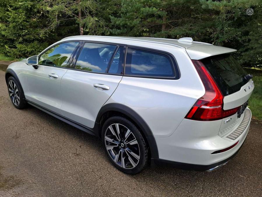 Pelēks Volvo V60 Cross Country 2020 Šauļi, ar dzinēja tilpumu 2.00 L un nobraukumu 73 tūkst. km par 25400 €, foto 4 vietnē AUTOMOTO.COM.LV