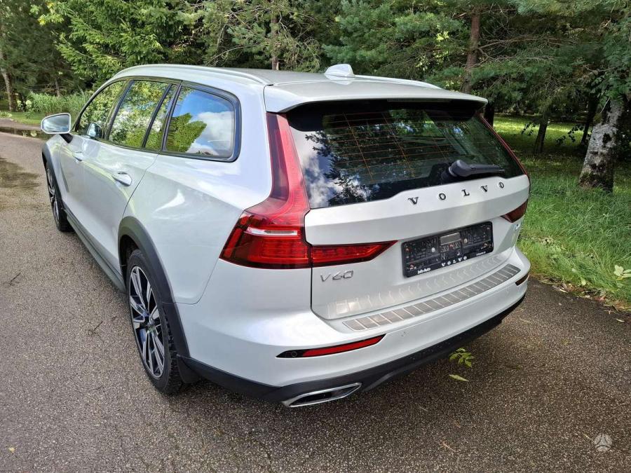 Pelēks Volvo V60 Cross Country 2020 Šauļi, ar dzinēja tilpumu 2.00 L un nobraukumu 73 tūkst. km par 25400 €, foto 5 vietnē AUTOMOTO.COM.LV