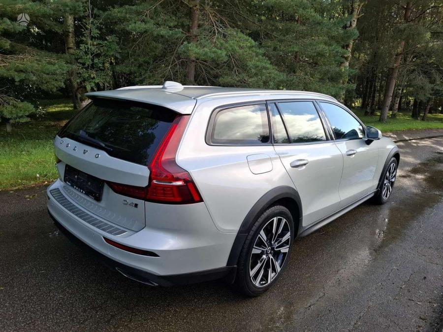Pelēks Volvo V60 Cross Country 2020 Šauļi, ar dzinēja tilpumu 2.00 L un nobraukumu 73 tūkst. km par 25400 €, foto 6 vietnē AUTOMOTO.COM.LV