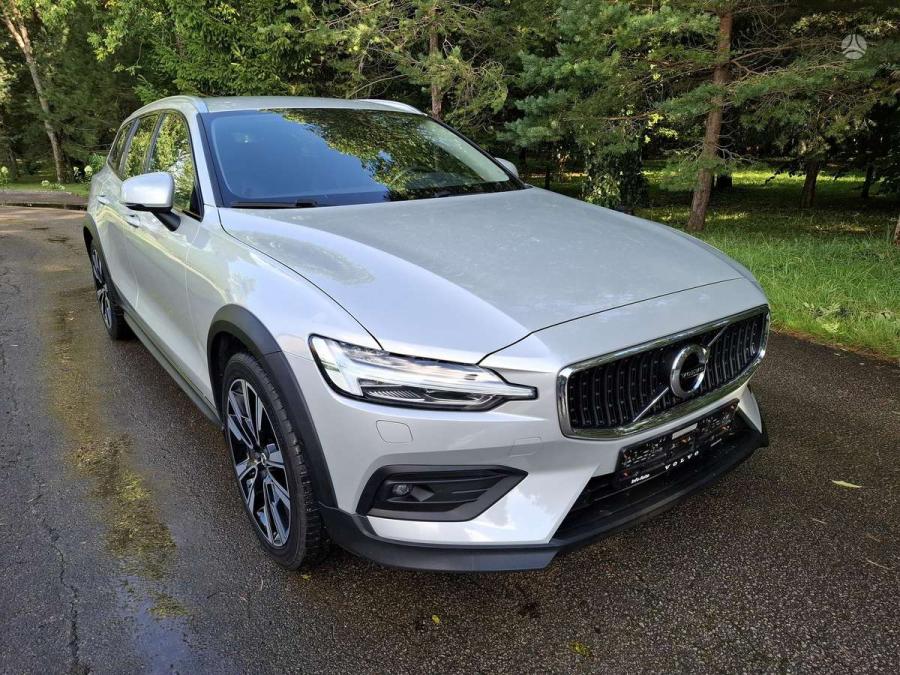 Pelēks Volvo V60 Cross Country 2020 Šauļi, ar dzinēja tilpumu 2.00 L un nobraukumu 73 tūkst. km par 25400 €, foto 10 vietnē AUTOMOTO.COM.LV
