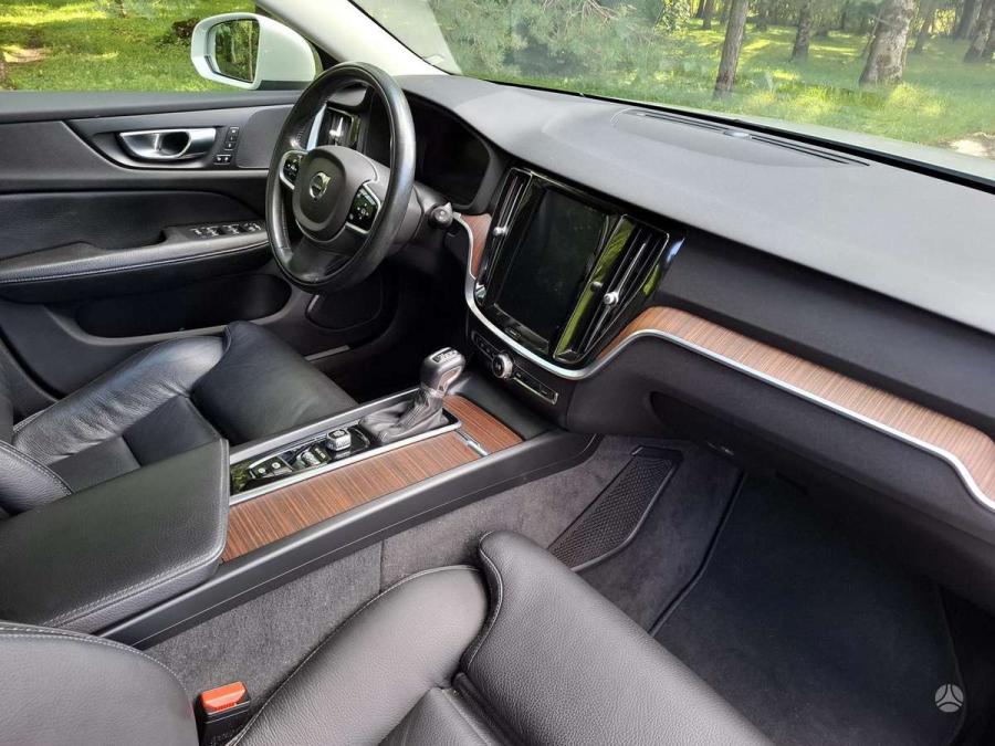 Pelēks Volvo V60 Cross Country 2020 Šauļi, ar dzinēja tilpumu 2.00 L un nobraukumu 73 tūkst. km par 25400 €, foto 16 vietnē AUTOMOTO.COM.LV