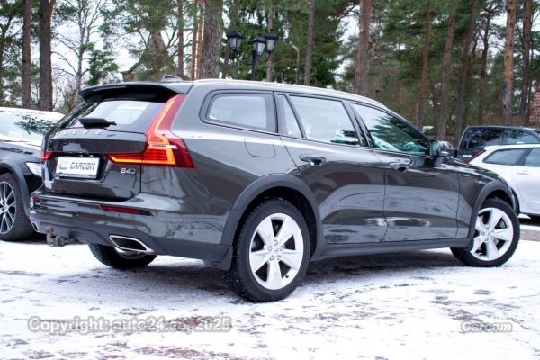 Grey Volvo V60 Cross Country 2021 in Tallinn, with an engine capacity of 2.00 L and mileage of 69 thousand km for 32990 €, photo 2 on AUTOMOTO.COM.LV