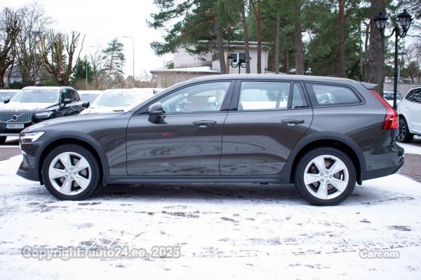 Grey Volvo V60 Cross Country 2021 in Tallinn, with an engine capacity of 2.00 L and mileage of 69 thousand km for 32990 €, photo 6 on AUTOMOTO.COM.LV