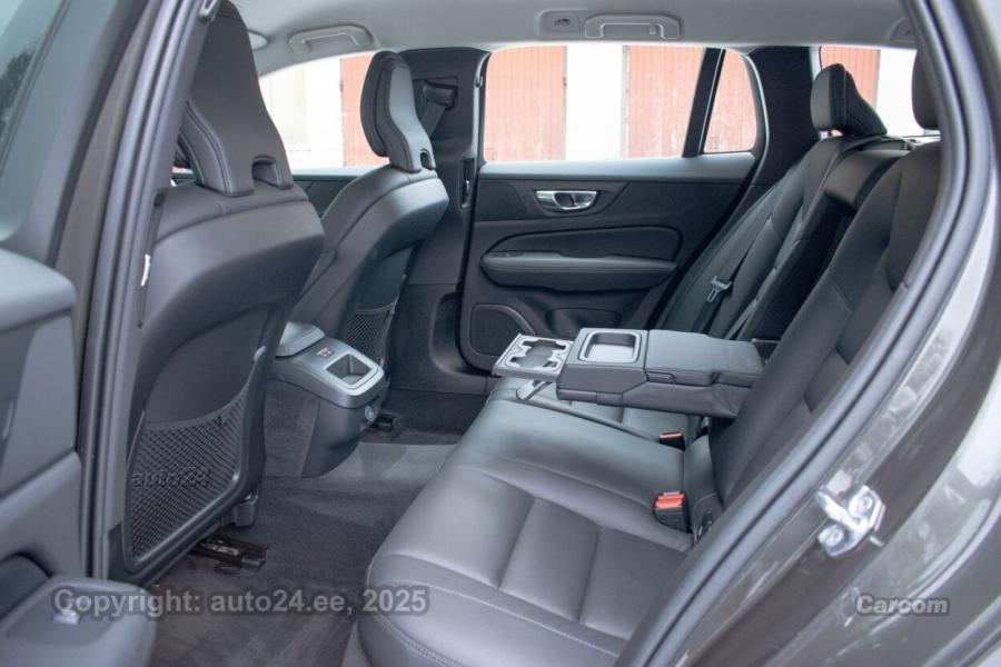 Pelēks Volvo V60 Cross Country 2021 Tallina, ar dzinēja tilpumu 2.00 L un nobraukumu 69 tūkst. km par 32990 €, foto 12 vietnē AUTOMOTO.COM.LV