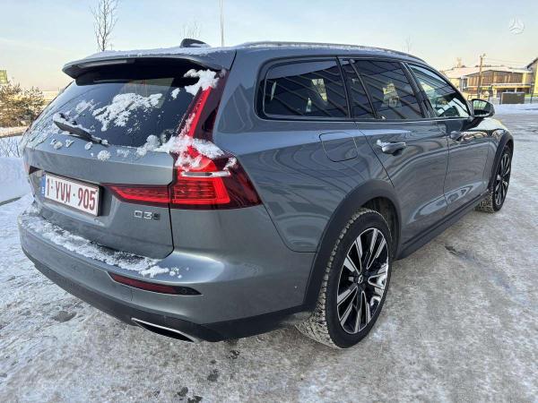 Pelēks Volvo V60 Cross Country 2021 Viļņa, ar dzinēja tilpumu 1.97 L un nobraukumu 280 tūkst. km par 17500 €, foto 4 vietnē AUTOMOTO.COM.LV