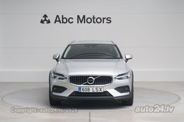 Pelēks Volvo V60 Cross Country 2021 Tallina, ar dzinēja tilpumu 2.00 L un nobraukumu 90 tūkst. km par 27990 €, foto 2 vietnē AUTOMOTO.COM.LV