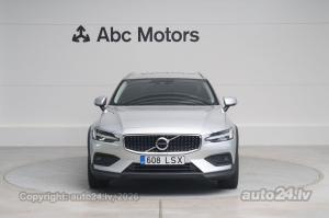 Pelēks Volvo V60 Cross Country 2021 Tallina, ar dzinēja tilpumu 2.00 L un nobraukumu 90 tūkst. km par 27990 €, foto 2 vietnē AUTOMOTO.COM.LV