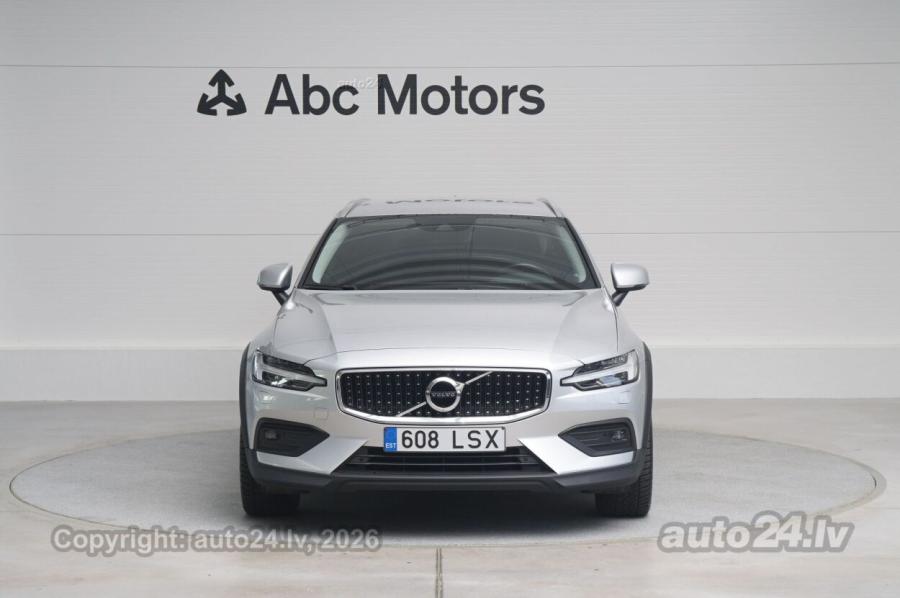 Pelēks Volvo V60 Cross Country 2021 Tallina, ar dzinēja tilpumu 2.00 L un nobraukumu 90 tūkst. km par 27990 €, foto 2 vietnē AUTOMOTO.COM.LV