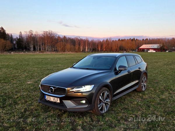 Grey Volvo V60 Cross Country 2021 in Tallinn, with an engine capacity of 2.00 L and mileage of 114 thousand km for 28500 €, photo 1 on AUTOMOTO.COM.LV