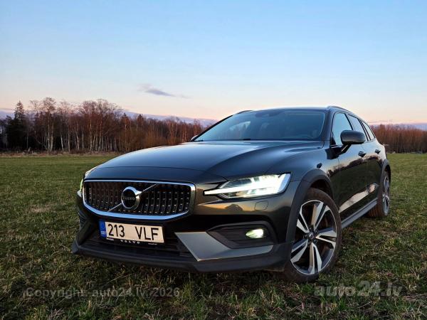 Grey Volvo V60 Cross Country 2021 in Tallinn, with an engine capacity of 2.00 L and mileage of 114 thousand km for 28500 €, photo 2 on AUTOMOTO.COM.LV