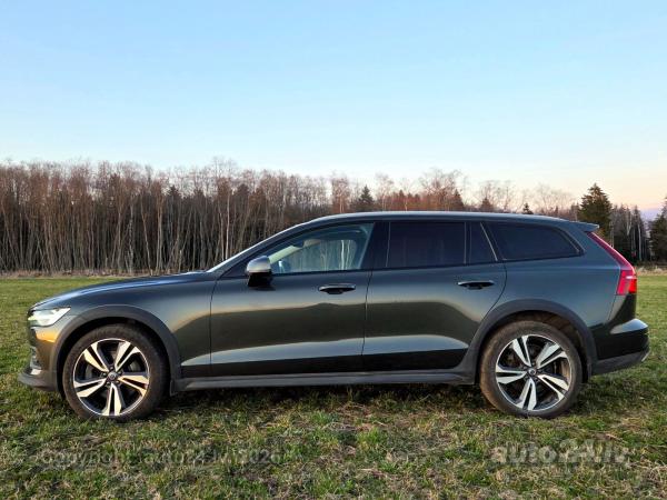 Grey Volvo V60 Cross Country 2021 in Tallinn, with an engine capacity of 2.00 L and mileage of 114 thousand km for 28500 €, photo 3 on AUTOMOTO.COM.LV