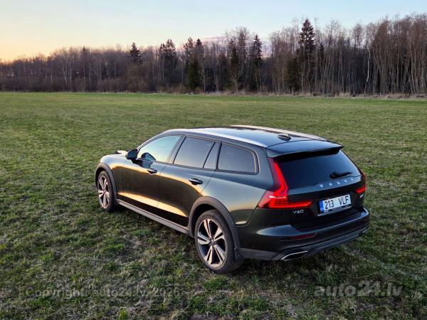 Grey Volvo V60 Cross Country 2021 in Tallinn, with an engine capacity of 2.00 L and mileage of 114 thousand km for 28500 €, photo 4 on AUTOMOTO.COM.LV