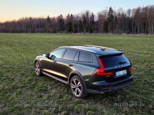 Pelēks Volvo V60 Cross Country 2021 Tallina, ar dzinēja tilpumu 2.00 L un nobraukumu 114 tūkst. km par 28500 €, foto 5 vietnē AUTOMOTO.COM.LV