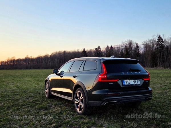 Grey Volvo V60 Cross Country 2021 in Tallinn, with an engine capacity of 2.00 L and mileage of 114 thousand km for 28500 €, photo 5 on AUTOMOTO.COM.LV