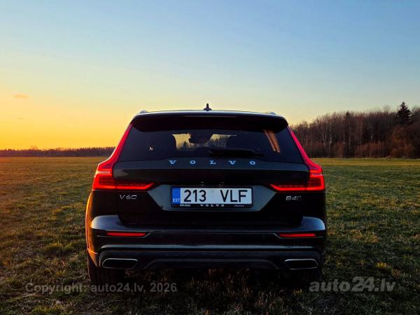Grey Volvo V60 Cross Country 2021 in Tallinn, with an engine capacity of 2.00 L and mileage of 114 thousand km for 28500 €, photo 6 on AUTOMOTO.COM.LV