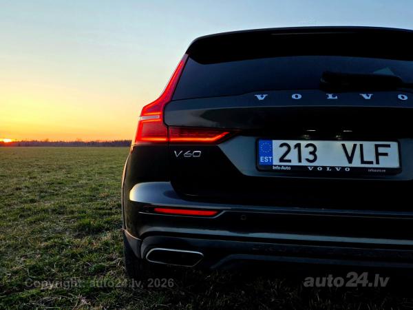 Grey Volvo V60 Cross Country 2021 in Tallinn, with an engine capacity of 2.00 L and mileage of 114 thousand km for 28500 €, photo 7 on AUTOMOTO.COM.LV
