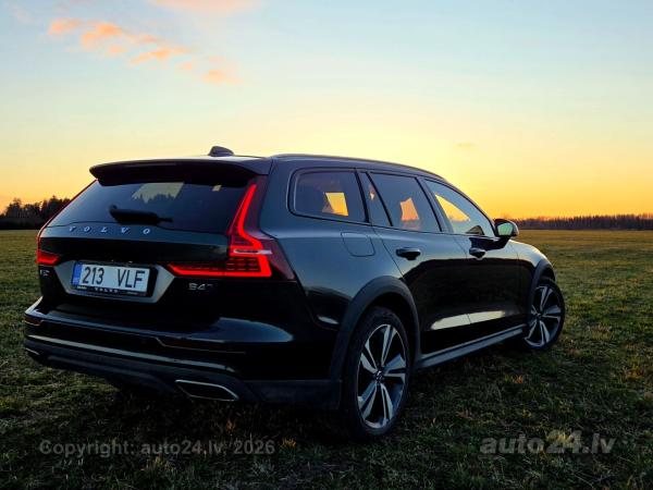 Grey Volvo V60 Cross Country 2021 in Tallinn, with an engine capacity of 2.00 L and mileage of 114 thousand km for 28500 €, photo 8 on AUTOMOTO.COM.LV
