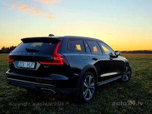 Pelēks Volvo V60 Cross Country 2021 Tallina, ar dzinēja tilpumu 2.00 L un nobraukumu 114 tūkst. km par 28500 €, foto 9 vietnē AUTOMOTO.COM.LV