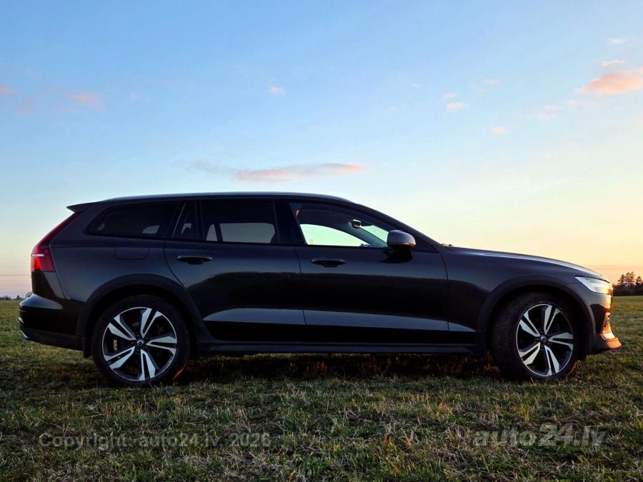 Pelēks Volvo V60 Cross Country 2021 Tallina, ar dzinēja tilpumu 2.00 L un nobraukumu 114 tūkst. km par 28500 €, foto 10 vietnē AUTOMOTO.COM.LV