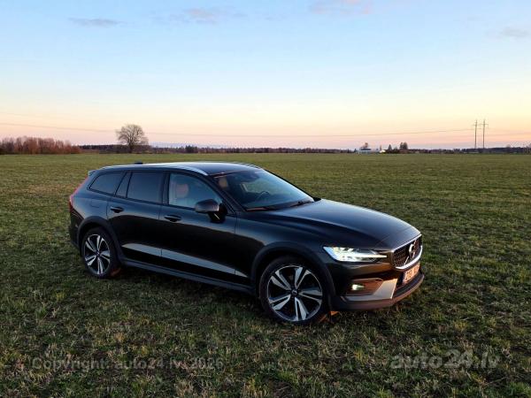 Grey Volvo V60 Cross Country 2021 in Tallinn, with an engine capacity of 2.00 L and mileage of 114 thousand km for 28500 €, photo 10 on AUTOMOTO.COM.LV