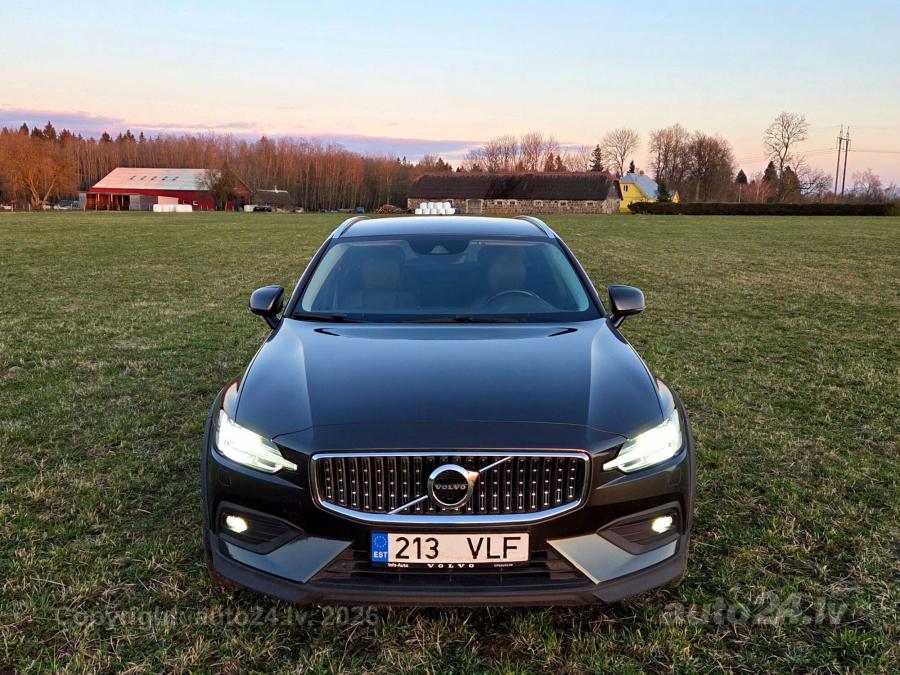 Pelēks Volvo V60 Cross Country 2021 Tallina, ar dzinēja tilpumu 2.00 L un nobraukumu 114 tūkst. km par 28500 €, foto 14 vietnē AUTOMOTO.COM.LV