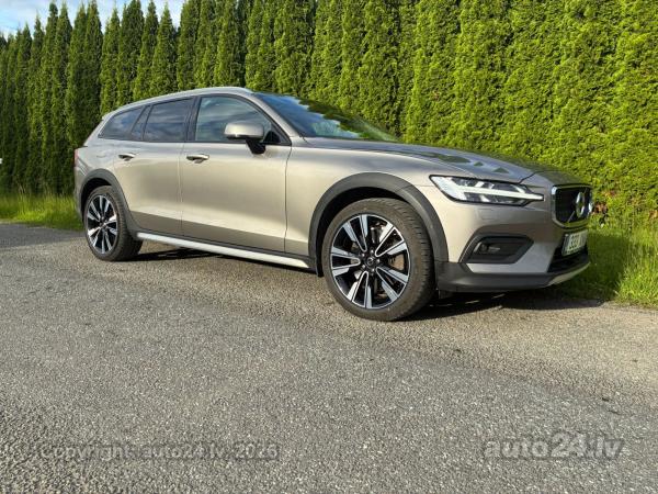 Серый Вольво V60 Cross Country 2021 в Тарту, объемом двигателя 2.00 л и пробегом 159 тыс. км за 30000 €, фото 1 на AUTOMOTO.COM.LV