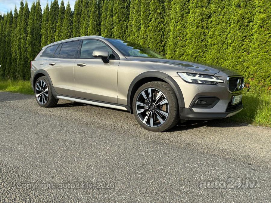 Серый Вольво V60 Cross Country 2021 в Тарту, объемом двигателя 2.00 л и пробегом 159 тыс. км за 30000 €, фото 1 на AUTOMOTO.COM.LV