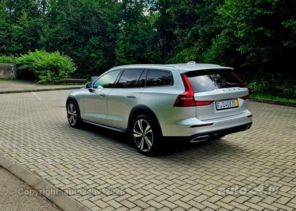 Pelēks Volvo V60 Cross Country 2021 Rīga, ar dzinēja tilpumu 0.00 L un nobraukumu 288 tūkst. km par 14990 €, foto 5 vietnē AUTOMOTO.COM.LV