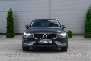 Pelēks Volvo V60 Cross Country 2021 Tallina, ar dzinēja tilpumu 2.00 L un nobraukumu 125 tūkst. km par 29900 €, foto 3 vietnē AUTOMOTO.COM.LV