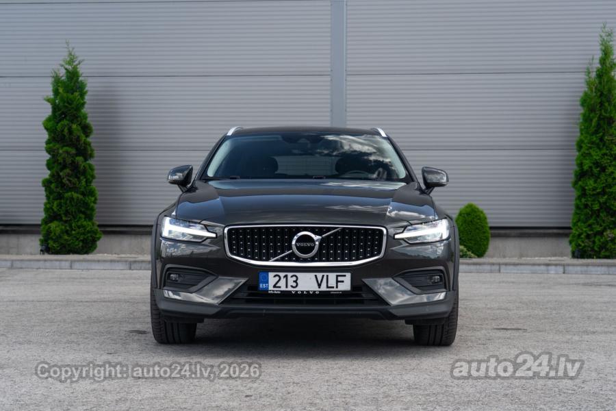 Pelēks Volvo V60 Cross Country 2021 Tallina, ar dzinēja tilpumu 2.00 L un nobraukumu 125 tūkst. km par 29900 €, foto 3 vietnē AUTOMOTO.COM.LV