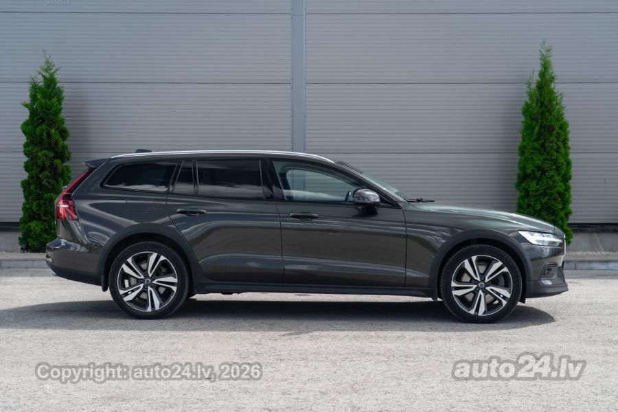 Pelēks Volvo V60 Cross Country 2021 Tallina, ar dzinēja tilpumu 2.00 L un nobraukumu 125 tūkst. km par 29900 €, foto 6 vietnē AUTOMOTO.COM.LV