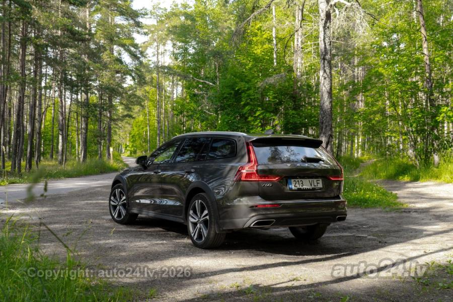 Pelēks Volvo V60 Cross Country 2021 Tallina, ar dzinēja tilpumu 2.00 L un nobraukumu 125 tūkst. km par 29900 €, foto 21 vietnē AUTOMOTO.COM.LV
