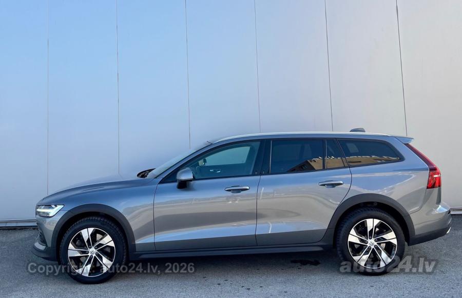 Pelēks Volvo V60 Cross Country 2021 Tallina, ar dzinēja tilpumu 2.00 L un nobraukumu 149 tūkst. km par 23999 €, foto 3 vietnē AUTOMOTO.COM.LV
