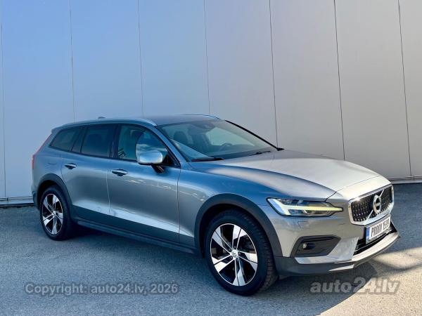 Grey Volvo V60 Cross Country 2021 in Tallinn, with an engine capacity of 2.00 L and mileage of 149 thousand km for 23999 €, photo 4 on AUTOMOTO.COM.LV