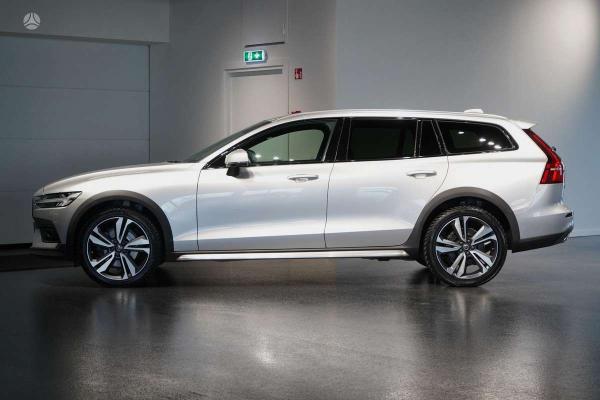 Pelēks Volvo V60 Cross Country 2021 Viļņa, ar dzinēja tilpumu 1.97 L un nobraukumu 175 tūkst. km par 26500 €, foto 2 vietnē AUTOMOTO.COM.LV